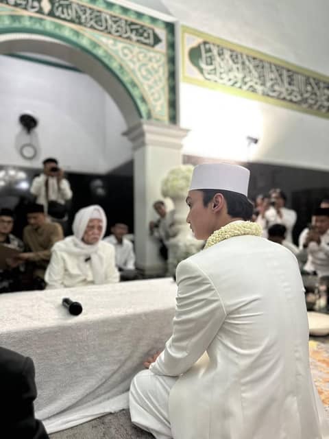 7 Potret Akad Nikah Gus Azmi dan Khansa Mariska, Khidmat! | IDN Times