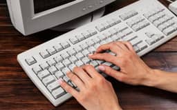Kenapa Huruf Keyboard Disusun QWERTY Bukan ABCD? | IDN Times