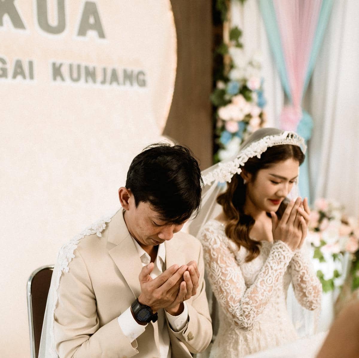 7 Potret Pernikahan Yono Bakrie dan Vini Caroline, Sederhana di KUA ...