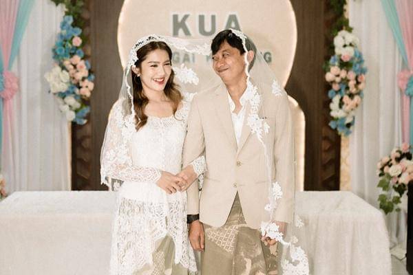 7 Potret Pernikahan Yono Bakrie dan Vini Caroline, Sederhana di KUA | IDN Times