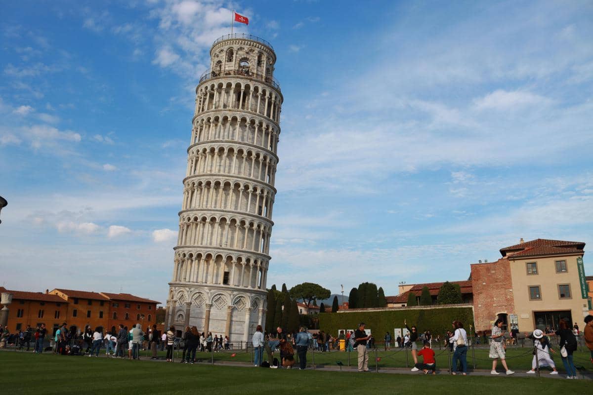 Mengapa Menara Pisa Miring Tapi Tak Pernah Ambruk? | IDN Times