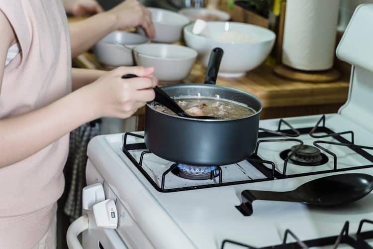 5 Tips Bikin Eomuk Tang, Sup Kue Ikan Korea yang Kenyal | IDN Times