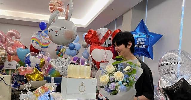 7 Potret Lee Min Ho Rayakan Ultah ke-38, Banjir Hadiah! | IDN Times