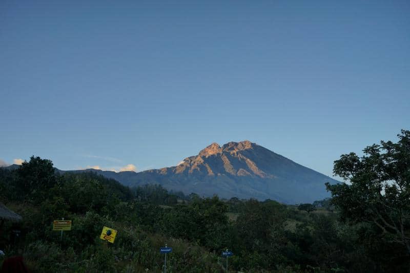 Jalur Pendakian Gunung Rinjani via Sembalun, Cocok untuk Pemula? | IDN Times