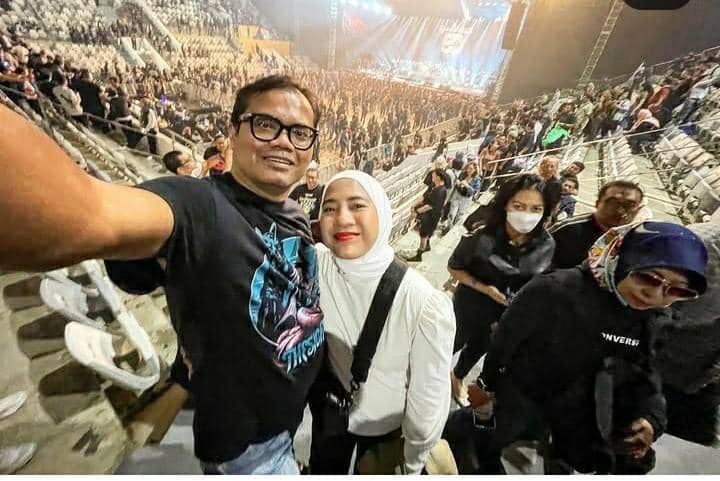 10 Potret Soleh Solihun Nonton Konser Bersama Istri, Satu Frekuensi ...