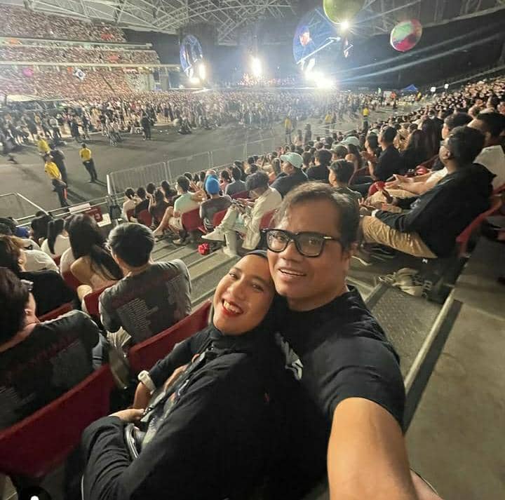 10 Potret Soleh Solihun Nonton Konser Bersama Istri, Satu Frekuensi ...