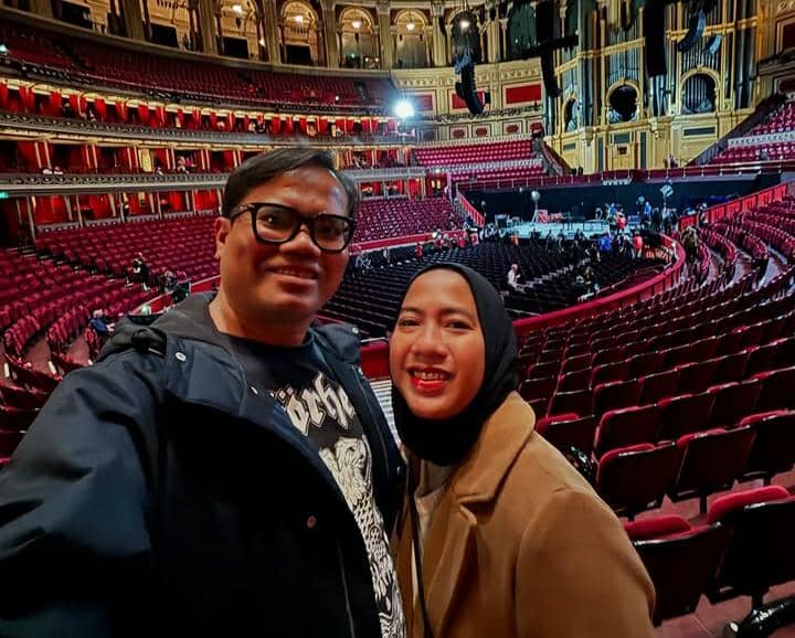 10 Potret Soleh Solihun Nonton Konser Bersama Istri, Satu Frekuensi ...