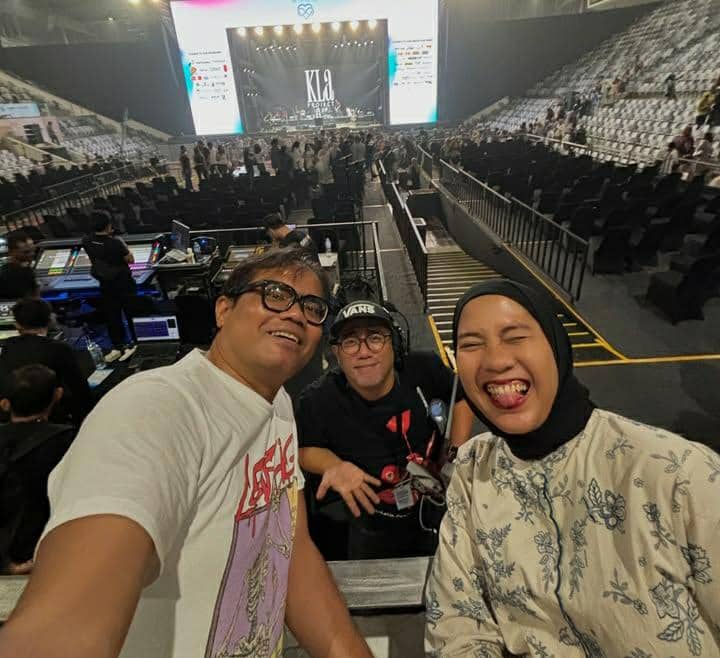 10 Potret Soleh Solihun Nonton Konser Bersama Istri, Satu Frekuensi ...