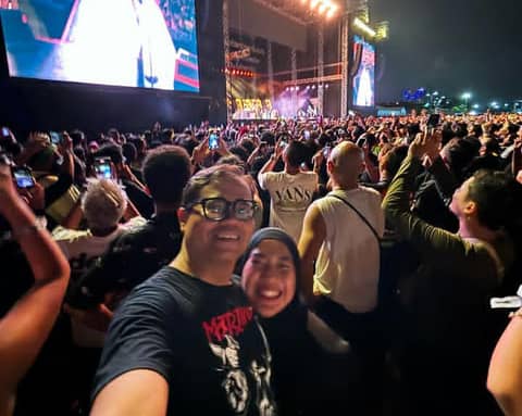10 Potret Soleh Solihun Nonton Konser Bersama Istri, Satu Frekuensi ...