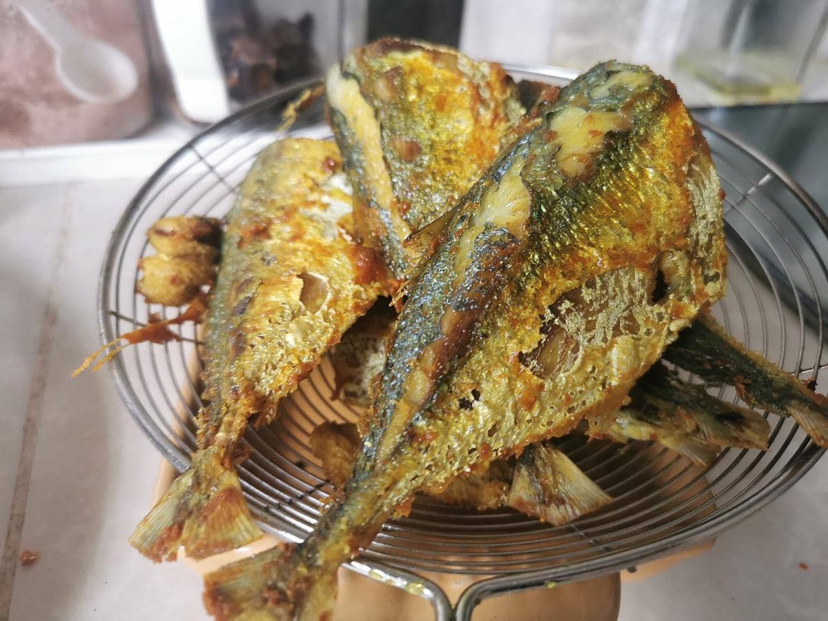 Resep Ikan Goreng Kunyit yang Renyah di Luar, Empuk di Dalam | IDN Times