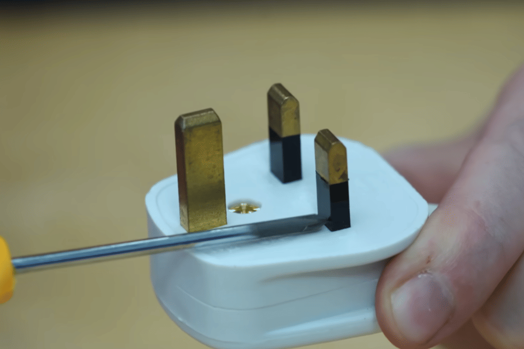 Mengenal Tipe Colokan di Luar Negeri, Info Penting bagi Traveler | IDN ...