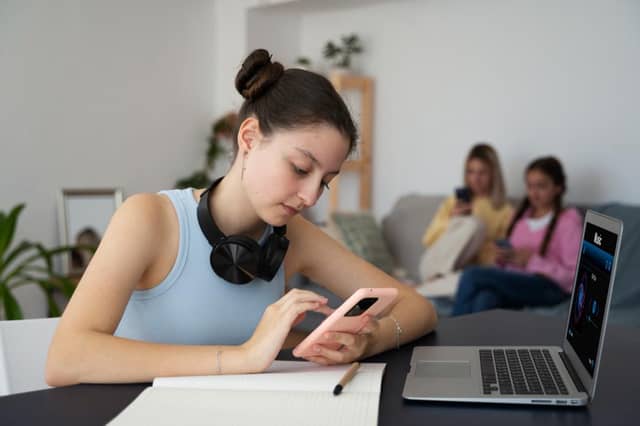 5 Metode Mindful Scrolling agar Terhindar dari Konten Toksik | IDN Times
