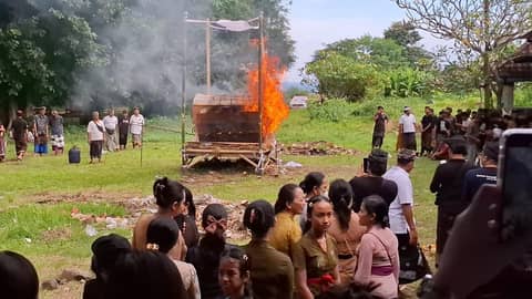 Tangis Duka Iringi Pengabenan Kadek Oka, Korban Kapal Tenggelam | IDN ...