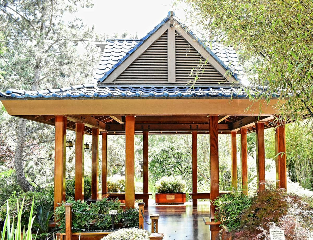 9 Ide Desain Pendopo Rumah Estetik, Tempat Santai Bareng Keluarga | IDN ...