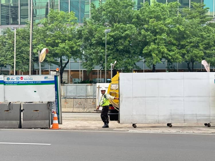 Viral Kepulan Asap di Area Proyek MRT Kebon Sirih, Ini Faktanya | IDN Times