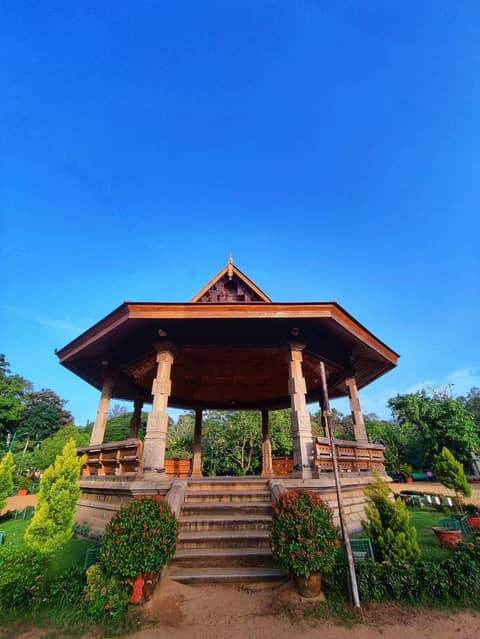 9 Ide Desain Pendopo Rumah Estetik, Tempat Santai Bareng Keluarga | IDN ...