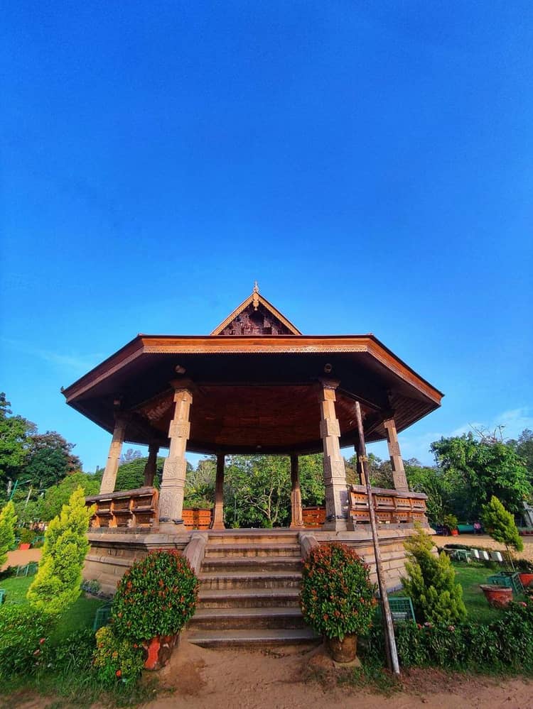 9 Ide Desain Pendopo Rumah Estetik, Tempat Santai Bareng Keluarga | IDN ...