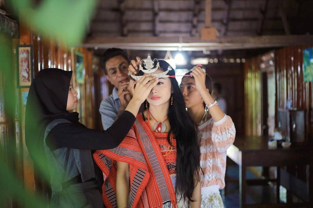 7 Potret Kris Dayanti Pakai Baju Adat Timor Leste Sekeluarga | IDN Times