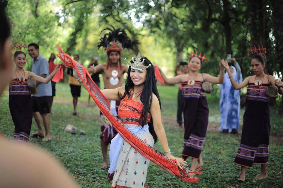 7 Potret Kris Dayanti Pakai Baju Adat Timor Leste Sekeluarga | IDN Times