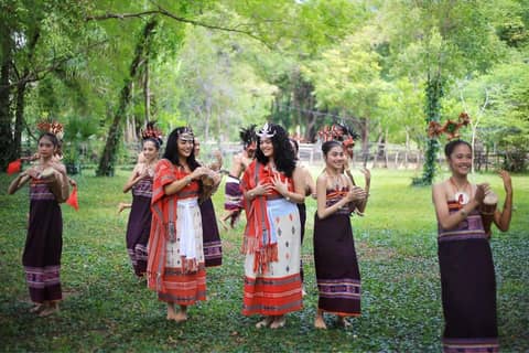 7 Potret Kris Dayanti Pakai Baju Adat Timor Leste Sekeluarga | IDN Times