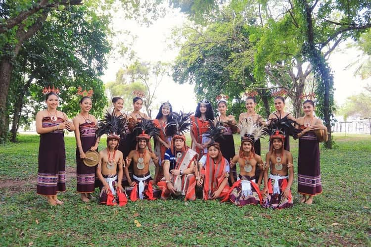 7 Potret Kris Dayanti Pakai Baju Adat Timor Leste Sekeluarga | IDN Times