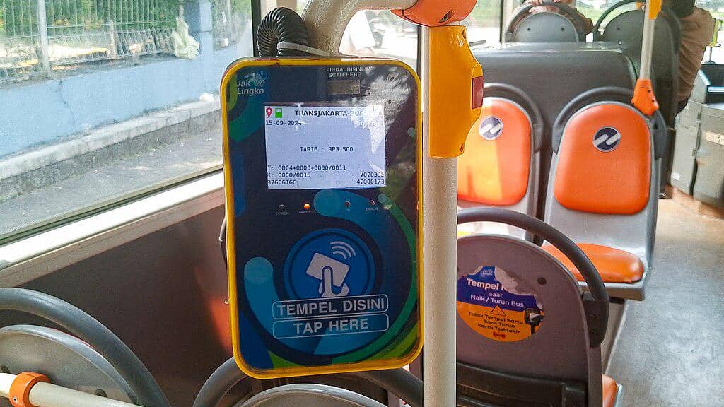 Cara Bayar Transjakarta Pakai QRIS dan Rute yang Menyediakannya | IDN Times