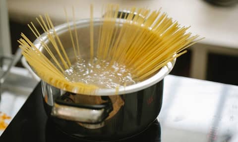 Perbedaan Simmering dan Boiling: Teknik Rebus yang Sering Tertukar ...