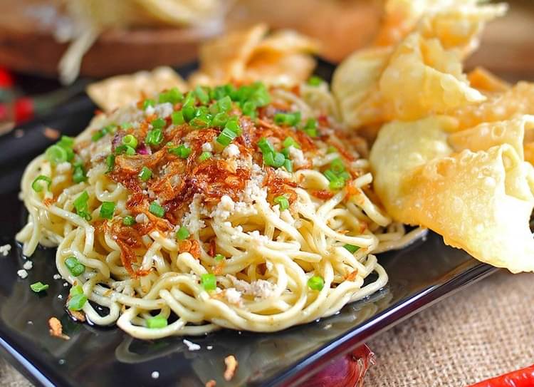 3 Perbedaan Mie Suit, Mie Hompimpa, dan Mie Gacoan, Suka yang Mana? | IDN Times