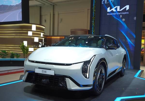 Kia EV4 Meluncur di GIIAS 2025, Ini Daftar Keunggulannya | IDN Times