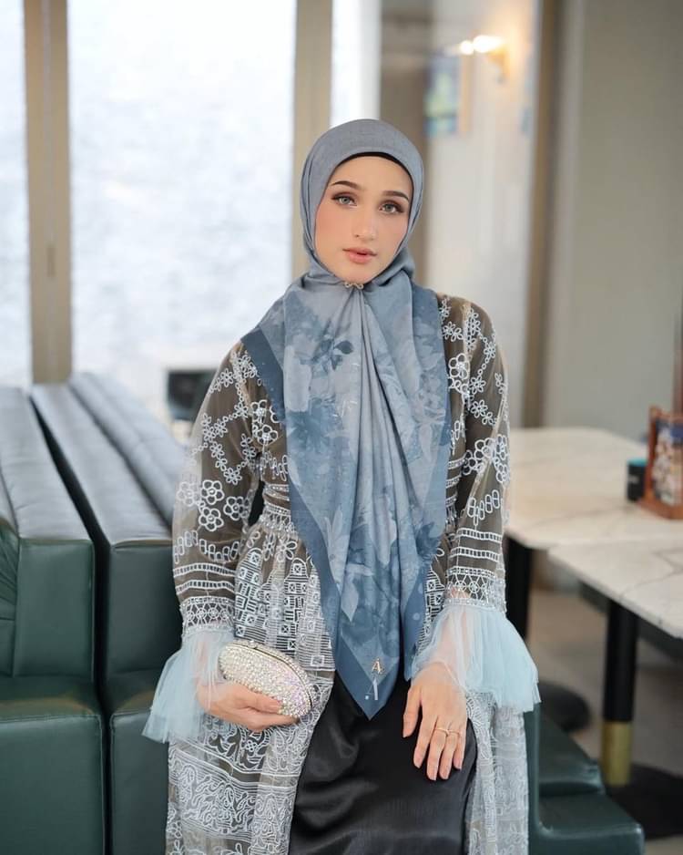 10 Ide Styling Hijab Segi Empat yang Mudah Ditiru, Anti Ribet! | IDN Times