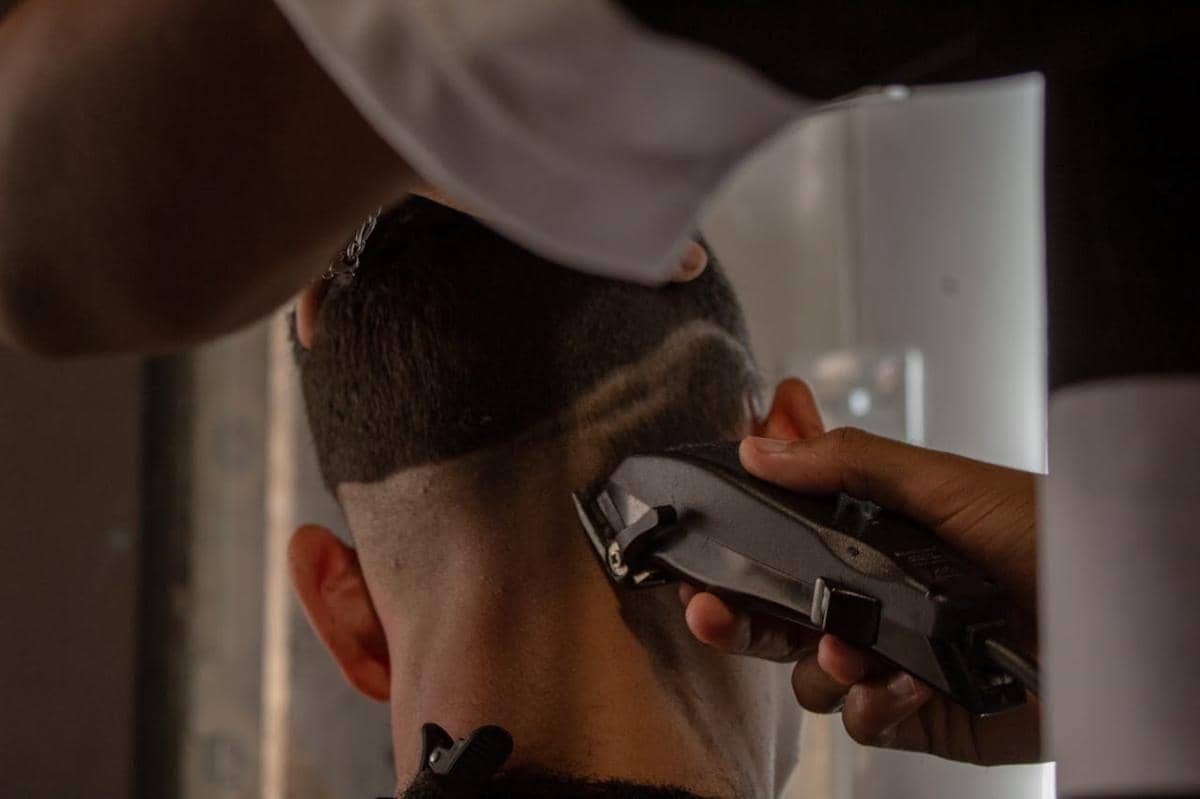 Cara Mempertahankan Gaya Rambut Buzz Cut di Rumah, Ini Tekniknya! | IDN ...