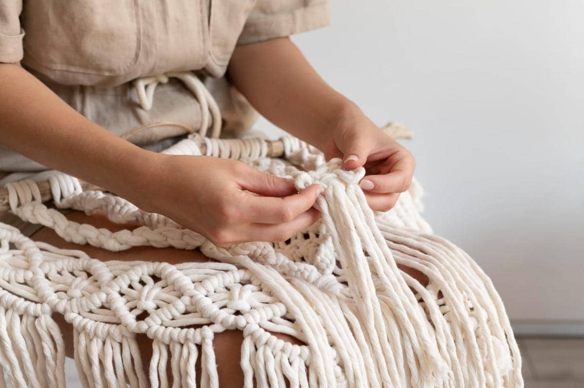 5 Tips Belajar Tali Simpul Kerajinan Makrame untuk Pemula | IDN Times ...