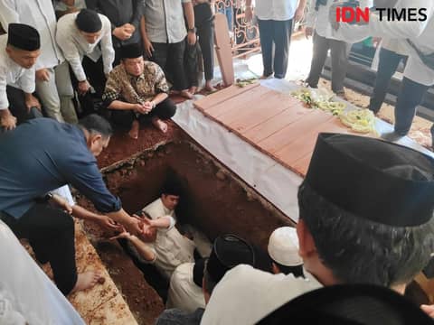 Jenazah Suryadharma Ali Dimakamkan di Sebelah Makam Mertua | IDN Times