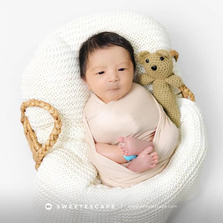 7 Potret Perdana Baby Andrew Neil, Anak Erika Carlina | IDN Times
