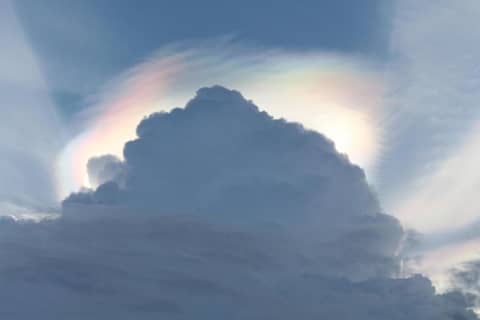 Muncul di Indramayu, Awan Pelangi Terjadi karena Apa? | IDN Times