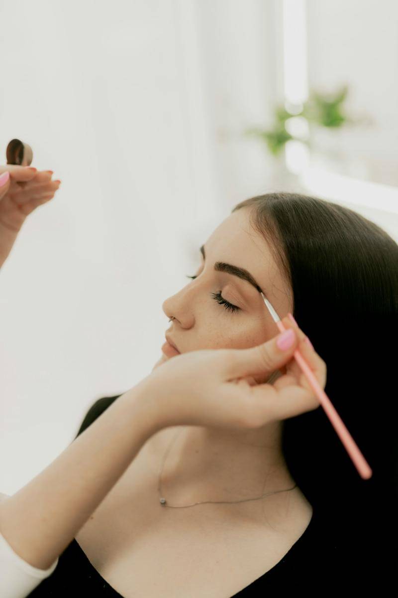 Perbedaan Sulam Alis dan Brow Bomber, Mana yang Lebih Baik? | IDN Times