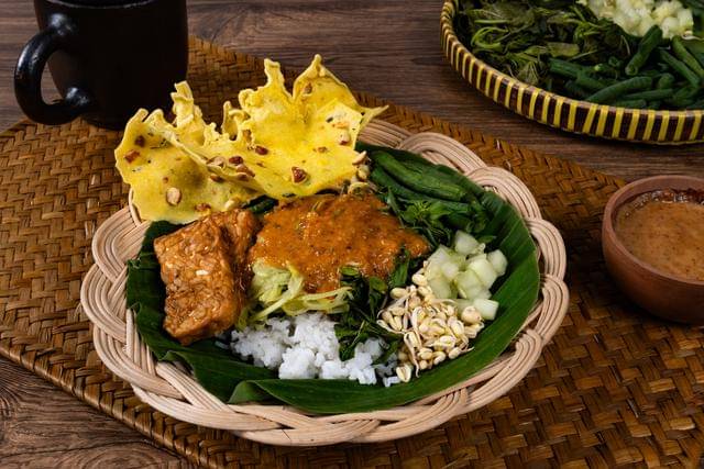 Daftar Menu Ayam Goreng Bima Favoritnya Nicholas Saputra | IDN Times