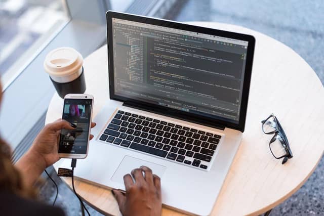Karier Apa Saja yang Terbuka di Bidang Informatika? | IDN Times