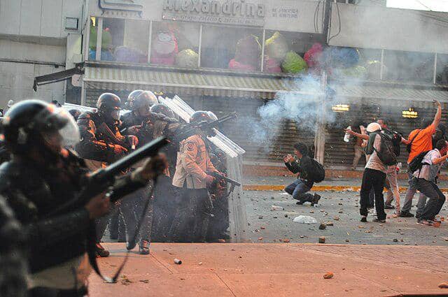 Perbedaan Gas Air Mata dan Water Cannon, Dipakai Saat Demo | IDN Times