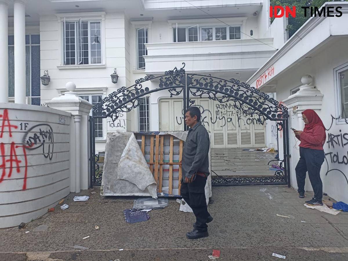 Kondisi Rumah Uya Kuya Usai Dijarah, Ada Tulisan Disita Rakyat | IDN Times