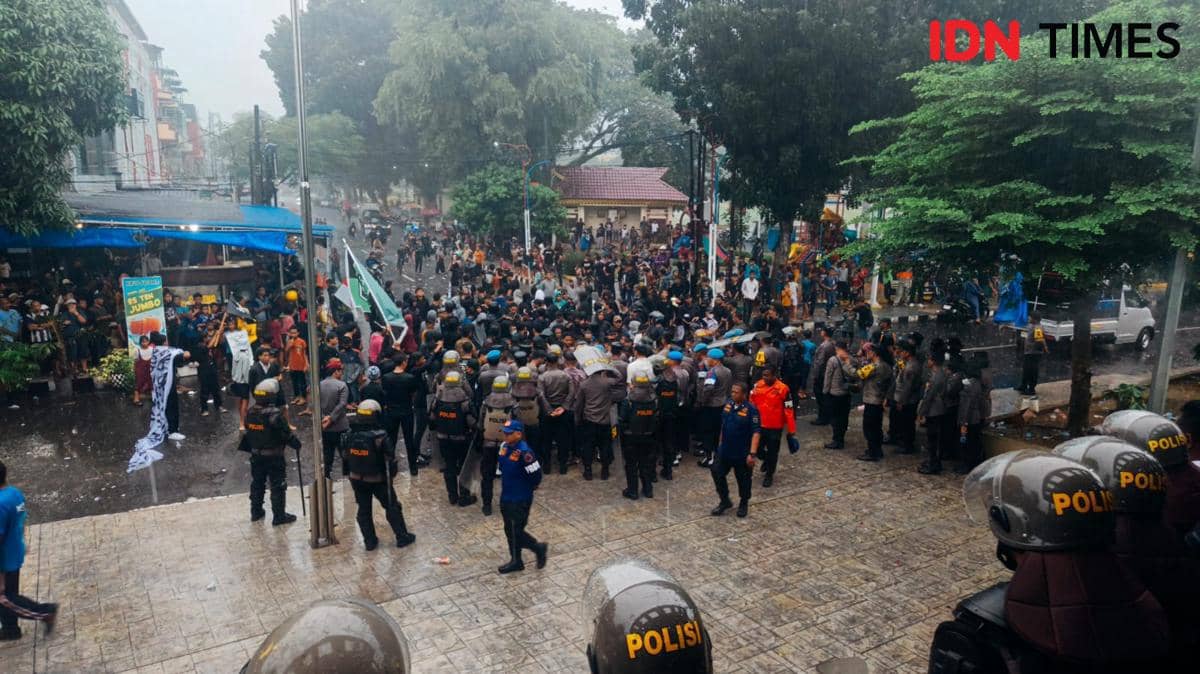 Viral Terduga Intel Terekam dengan Wallpaper HP Polisi Berseragam saat ...