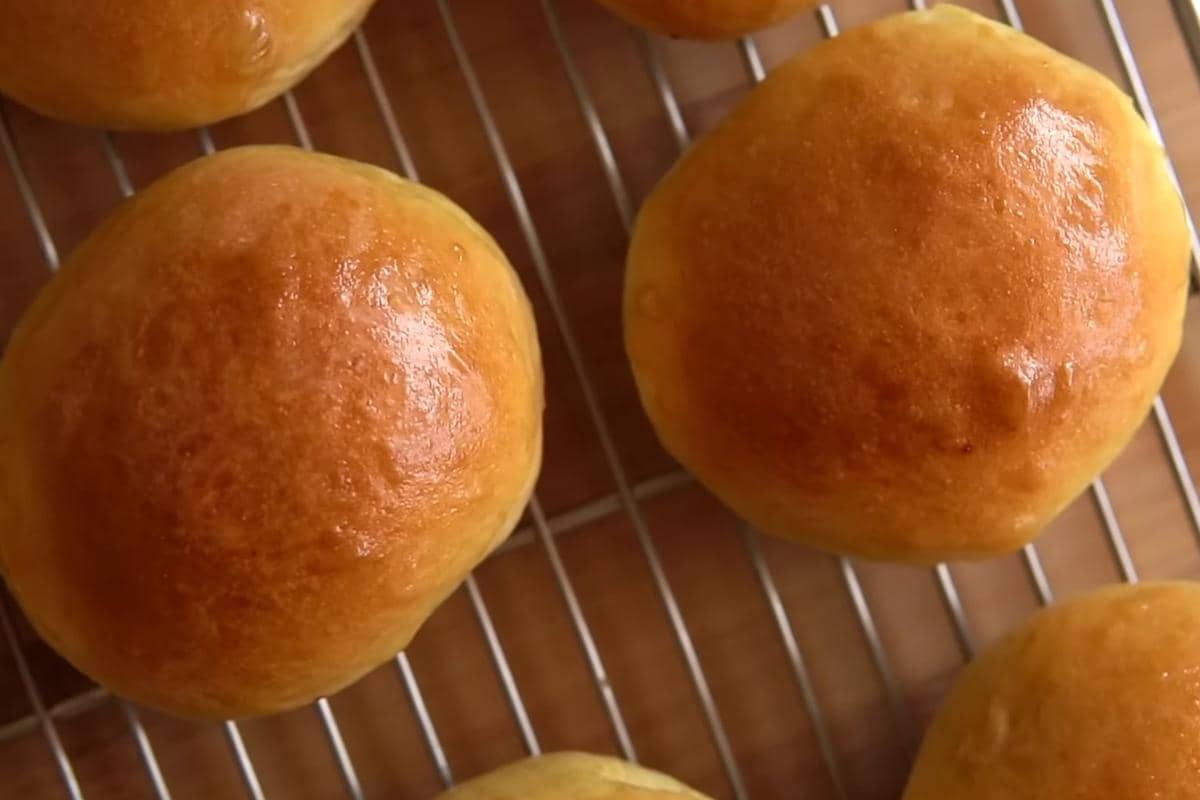 Resep Roti Baso Ayam Empuk dan Gurih, Cocok untuk Camilan Sore | IDN Times