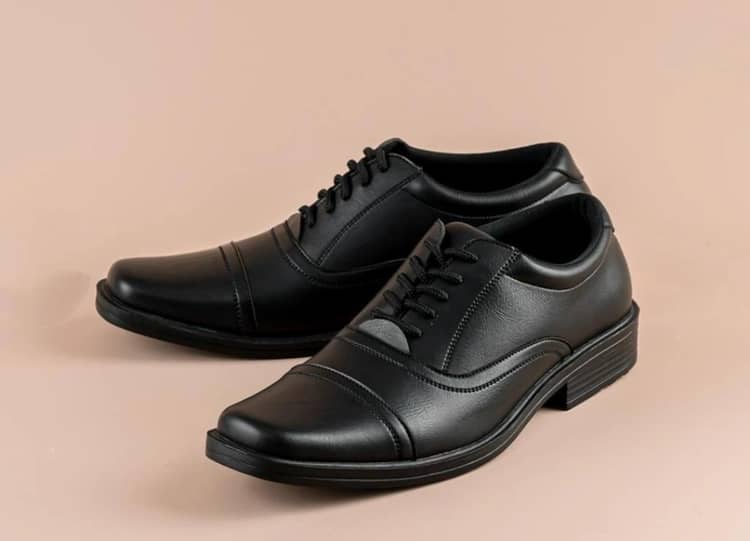 8 Rekomendasi Sepatu Pantofel Cowok dari Bahan Kulit Sintetis | IDN Times