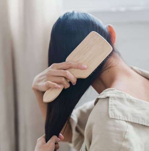 8 Rekomendasi Sisir yang Gak Bikin Rontok Berdasarkan Tipe Rambut | IDN ...