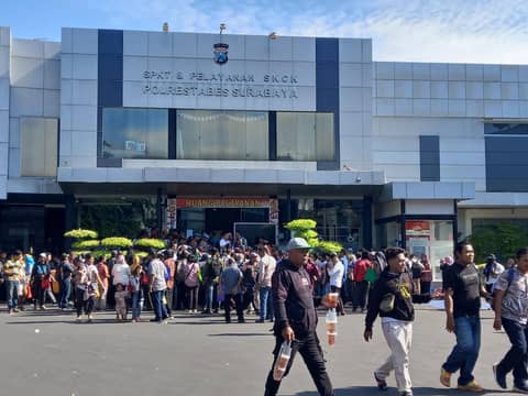 Antrean SKCK di Polrestabes Surabaya Membeludak, Capai 1000 Pemohon ...
