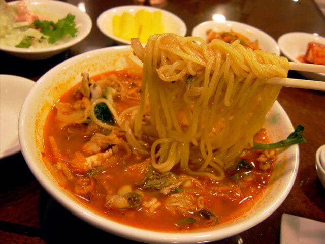 5 Tips Membuat Jjampong dengan Kuah Pedas Seafood yang Nendang | IDN Times