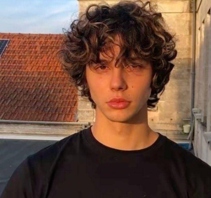 22 Potongan Rambut Keriting Pria Terbaik, Edgy hingga Formal | IDN Times