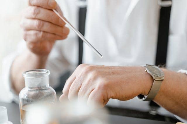 5 Jenis Bahan Campuran Parfum yang Cowok Perlu Tahu, Beragam! | IDN Times