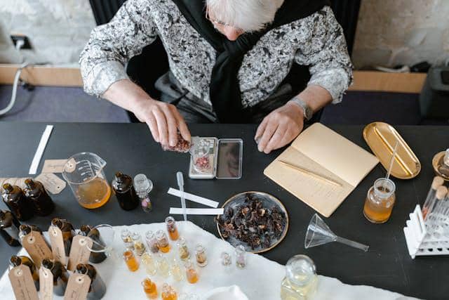 5 Jenis Bahan Campuran Parfum yang Cowok Perlu Tahu, Beragam! | IDN Times