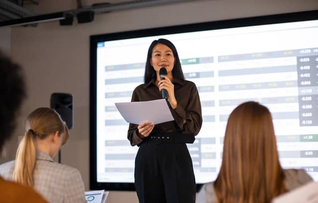 5 Jobdesk Master of Ceremony atau MC, Si Pengatur Jalannya Acara | IDN ...